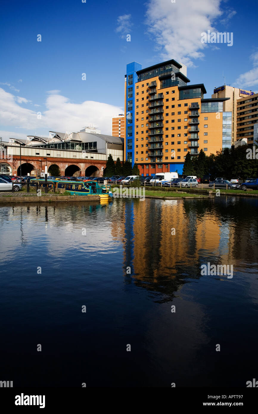 Leeds granary wharf vertical hi-res stock photography and images - Alamy