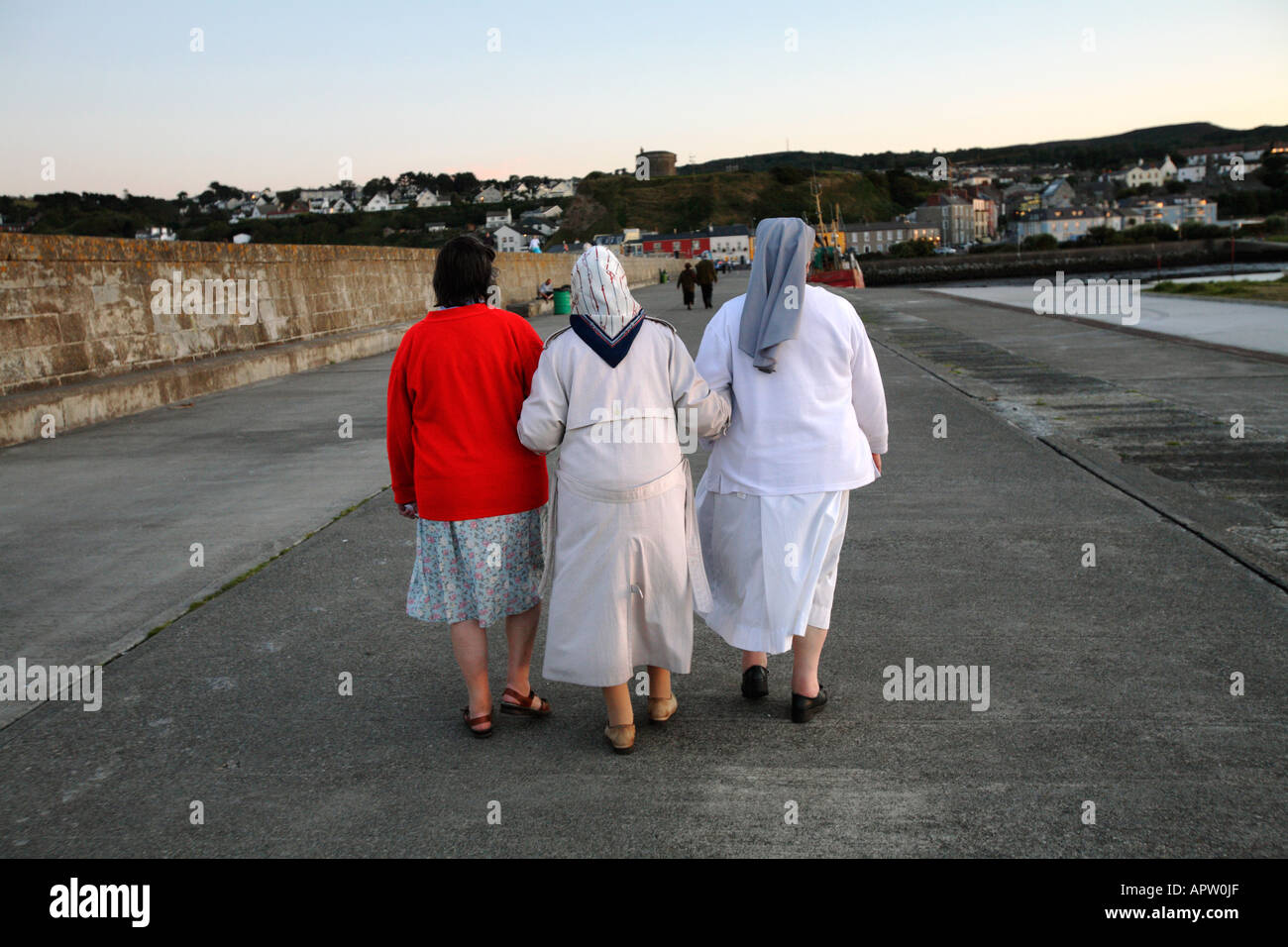 Three old ladies hi-res stock photography and images - Alamy
