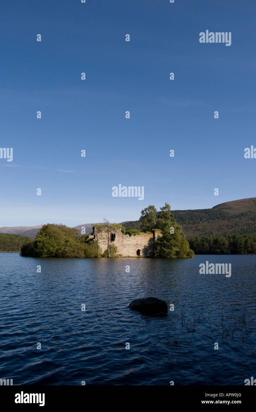 Castle in the middle of a Loch Stock Photo - Alamy