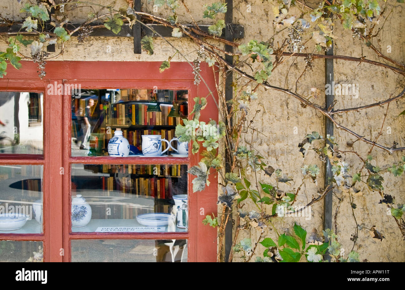 Vines covered walls hi-res stock photography and images - Alamy