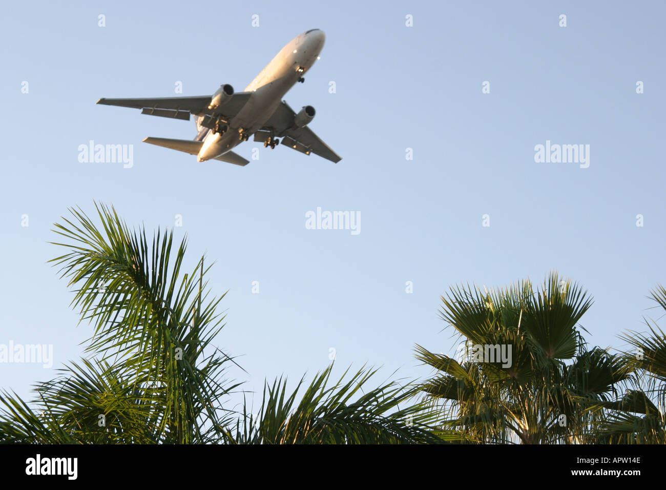 Arriving plane hi-res stock photography and images - Alamy