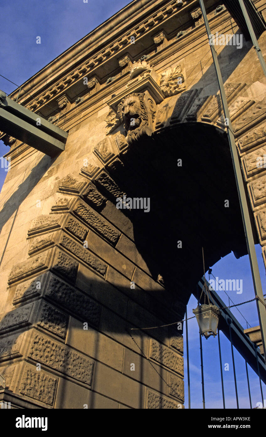 Budapest arch lion lamp shadow hi-res stock photography and images - Alamy