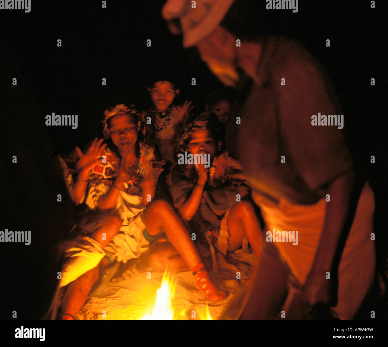 San dancing fire africa hi-res stock photography and images - Alamy