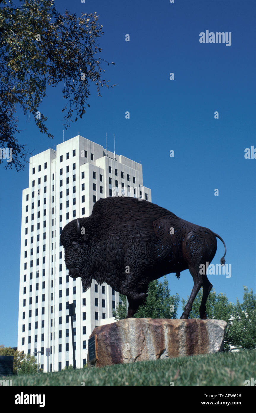 American bison statue hi-res stock photography and images - Alamy