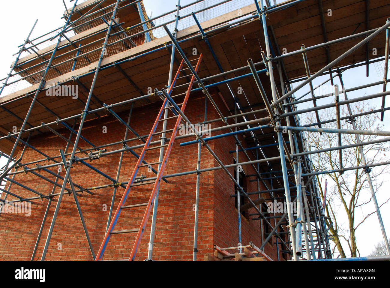 Scaffold around house hi-res stock photography and images - Alamy