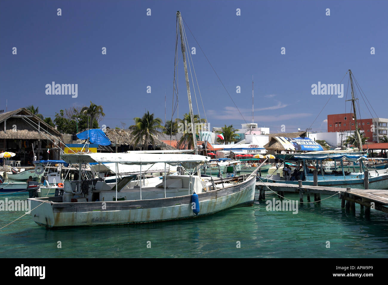 Isla mujeres dock hi-res stock photography and images - Alamy