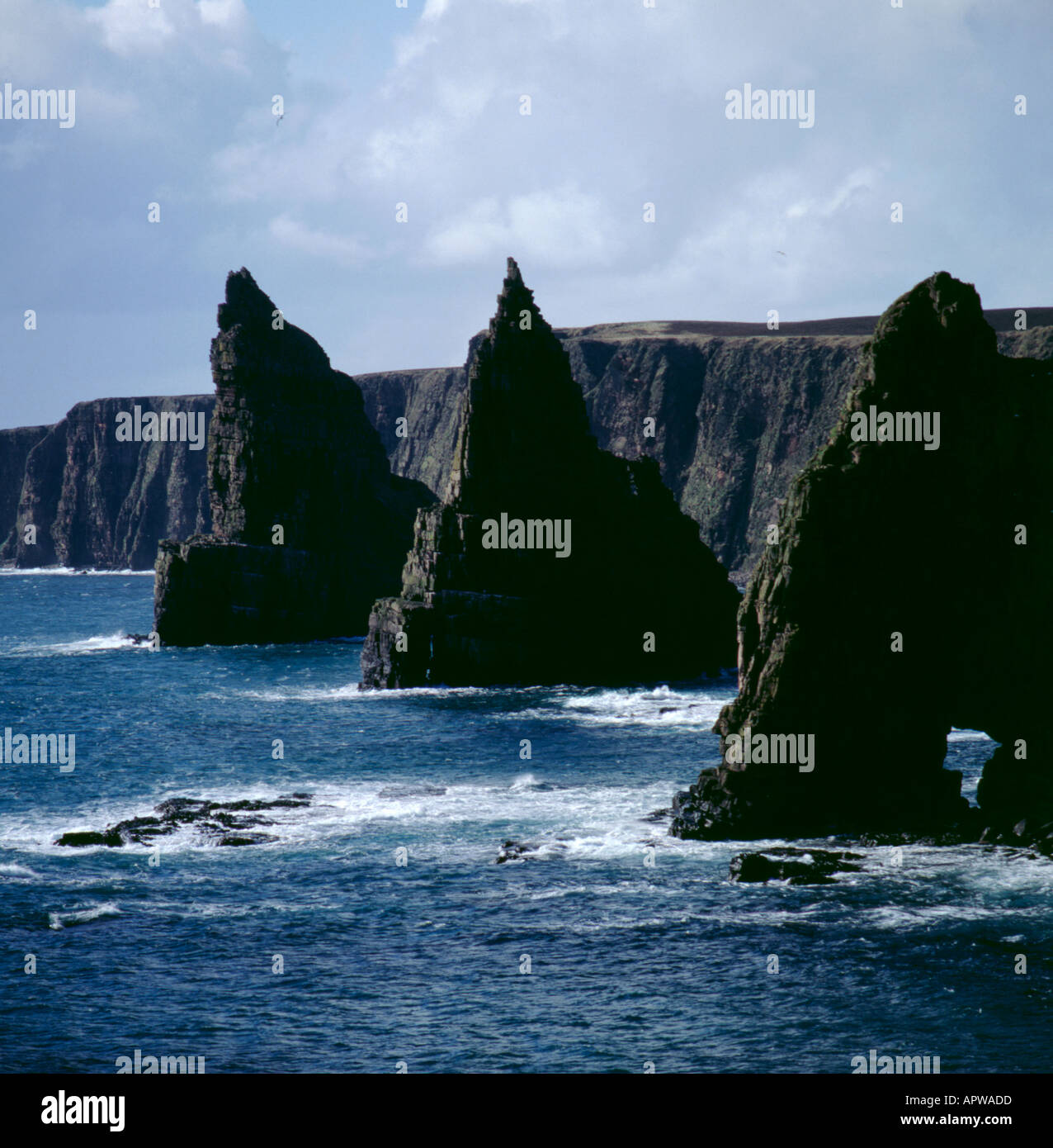Stacks of Duncansby and the Thirle Door rock arch, Duncansby Head ...