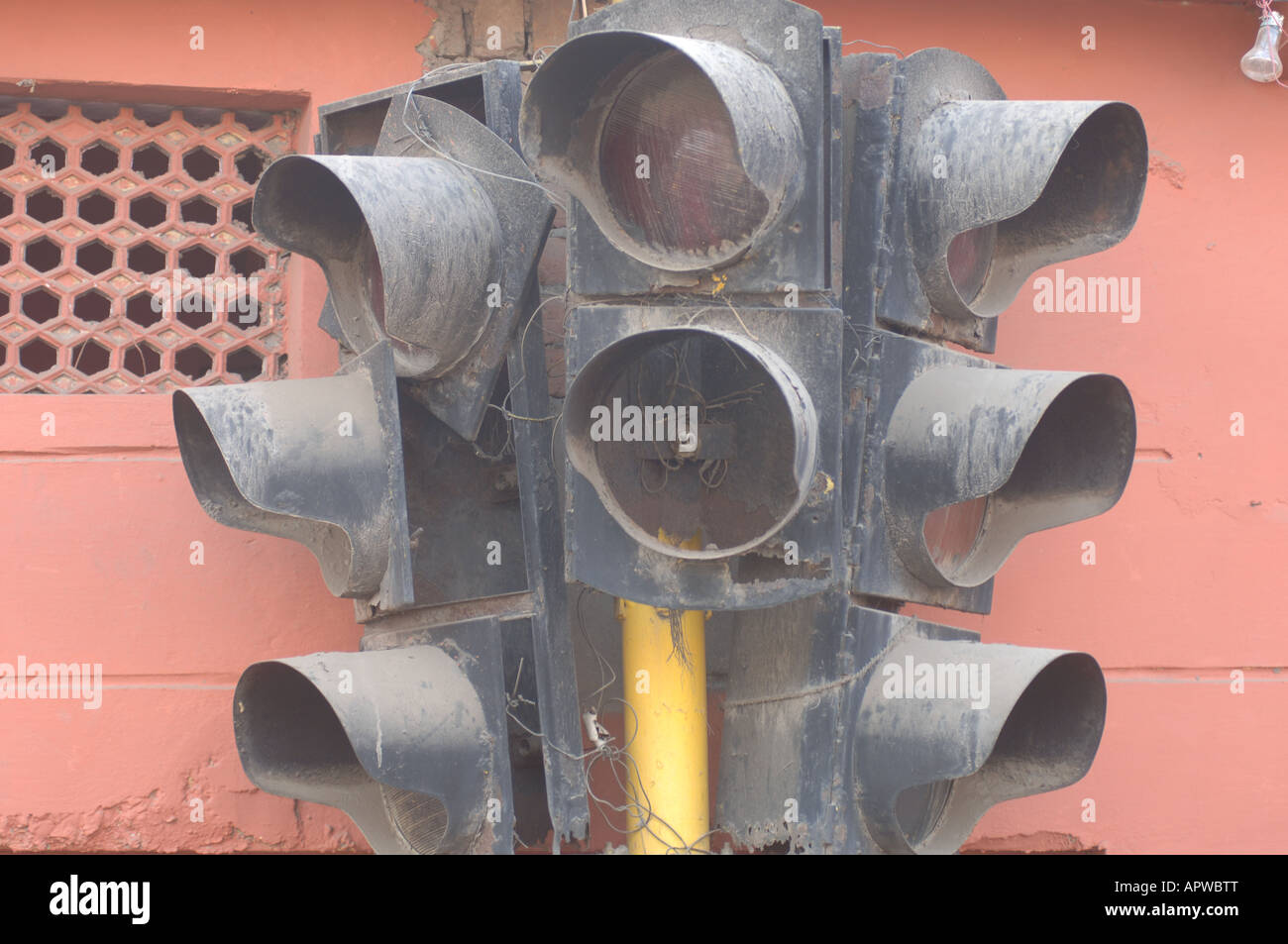 broken trafficlight in India Stock Photo - Alamy