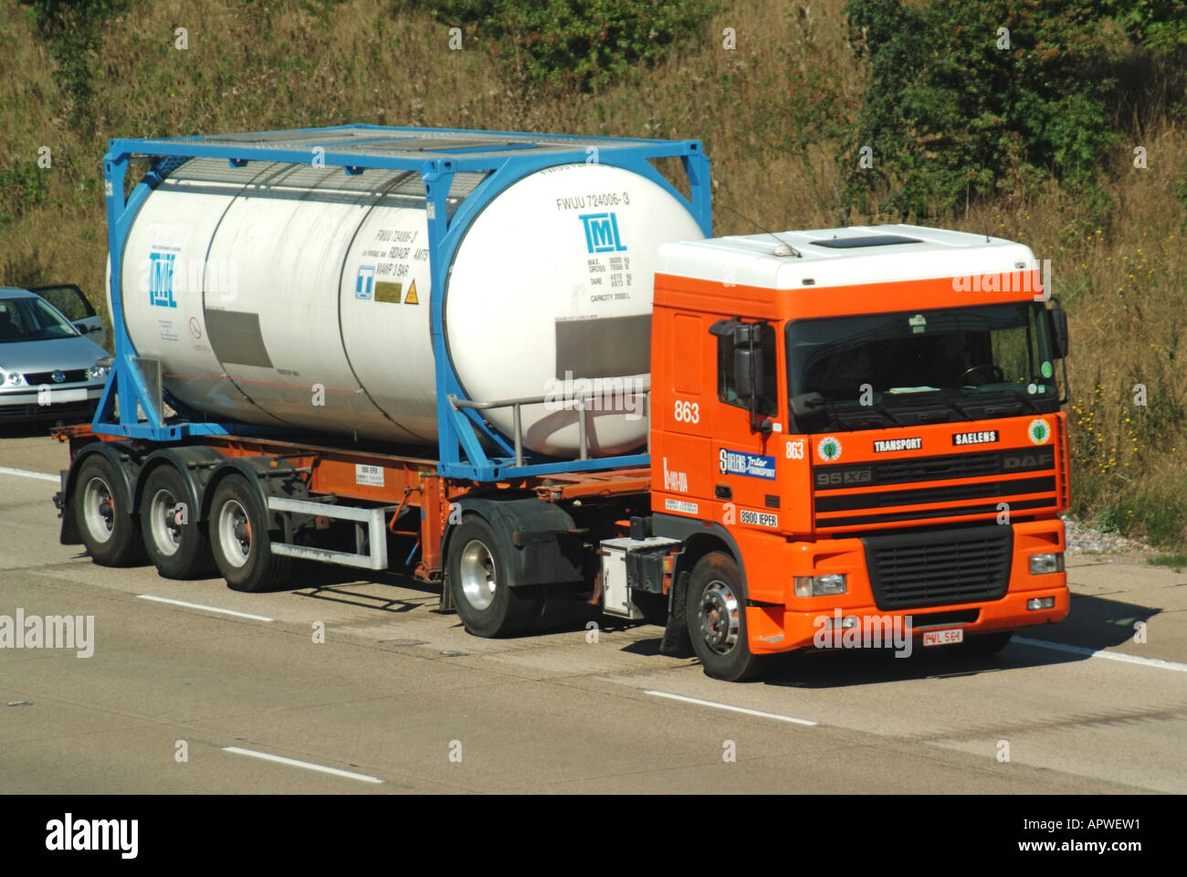 M25 motorway continental DAF lorry with bulk liquid container Stock ...