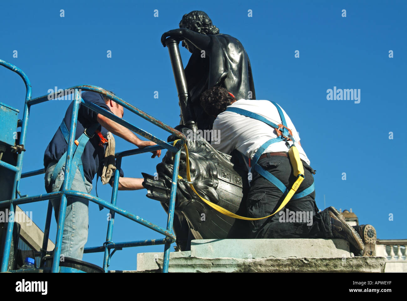 Statue picker hi-res stock photography and images - Alamy