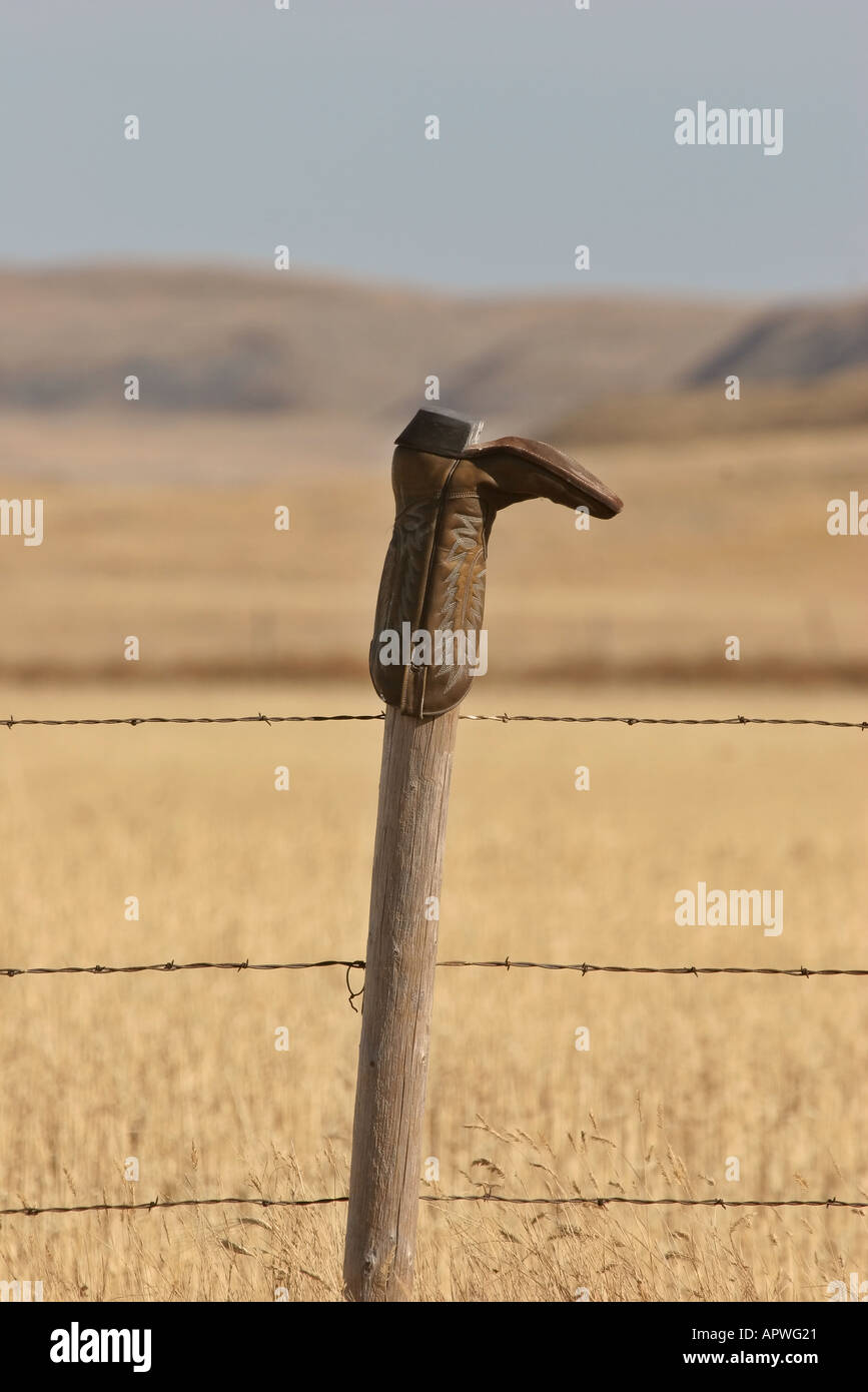 Cowboy boot on fence hi-res stock photography and images - Alamy