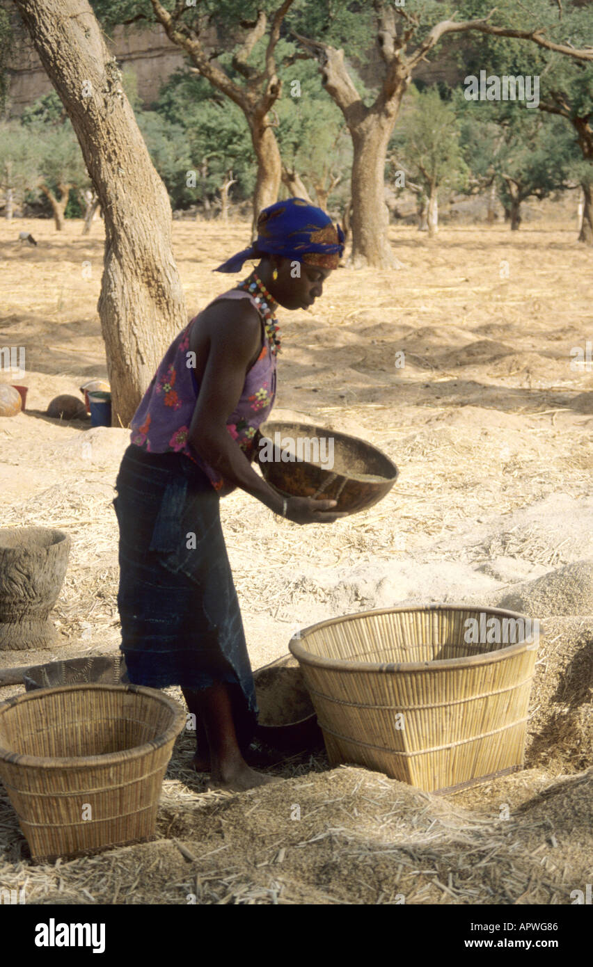 Mali woman grain hi-res stock photography and images - Alamy