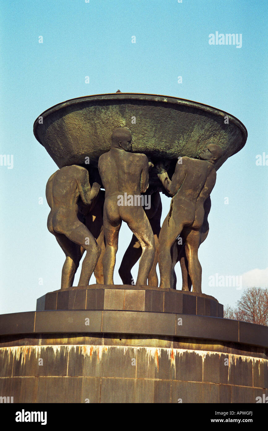 Statues in Vigelandsparken Oslo Norway pjm0054 Stock Photo - Alamy