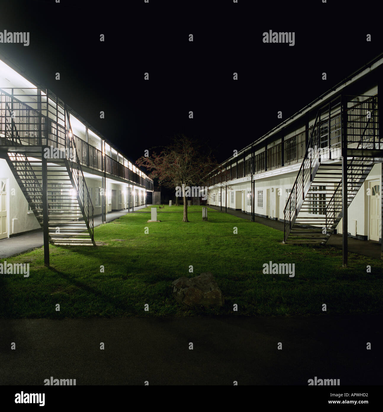 Motel at night Stock Photo - Alamy