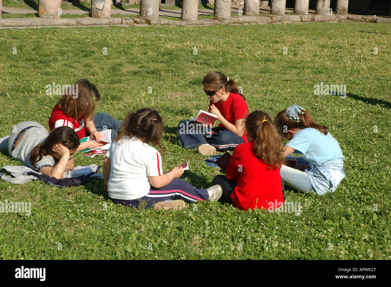 six girls sitting in a circle and reading books Stock Photo - Alamy