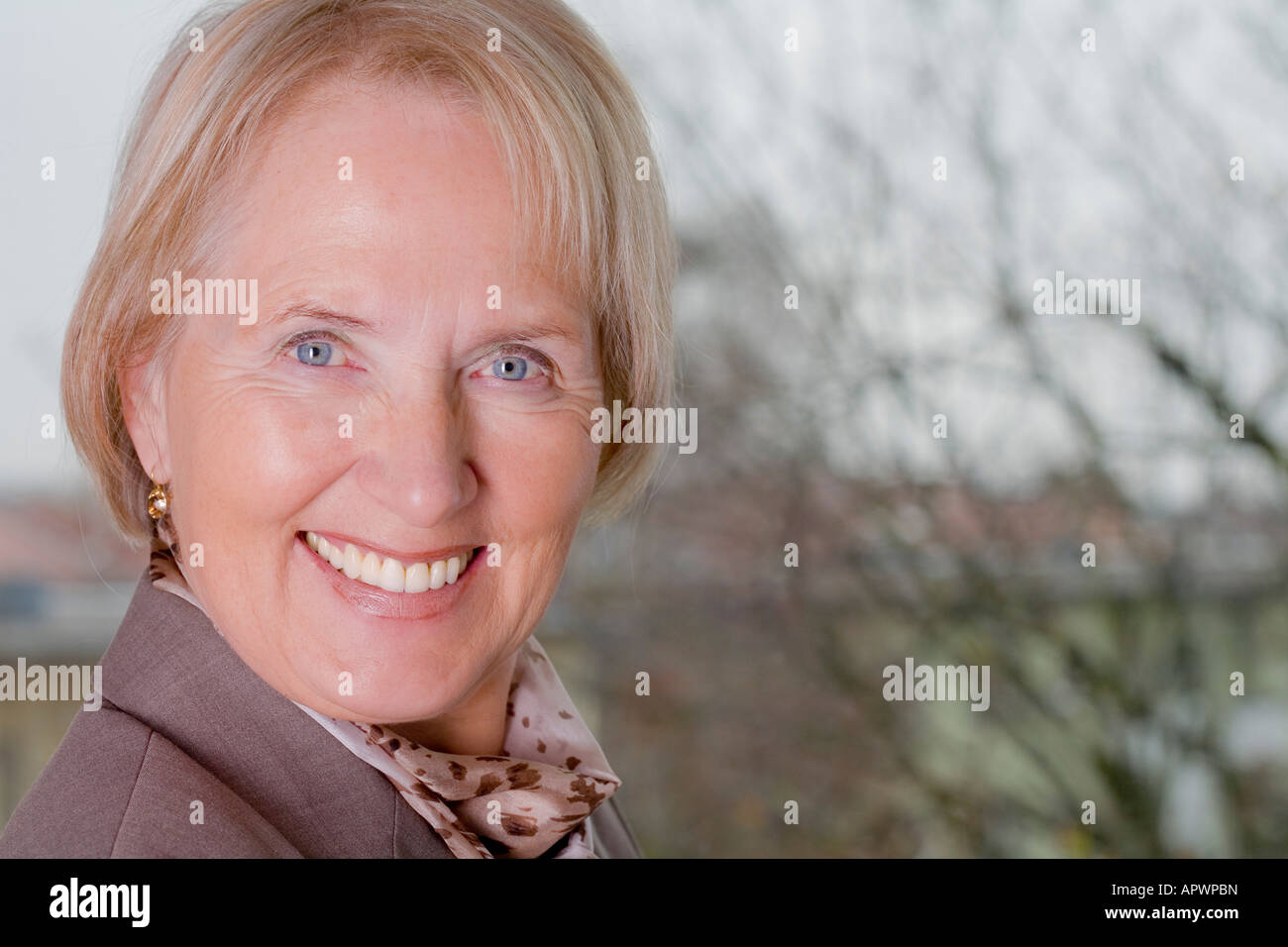 headshot of smiling mature woman Stock Photo - Alamy