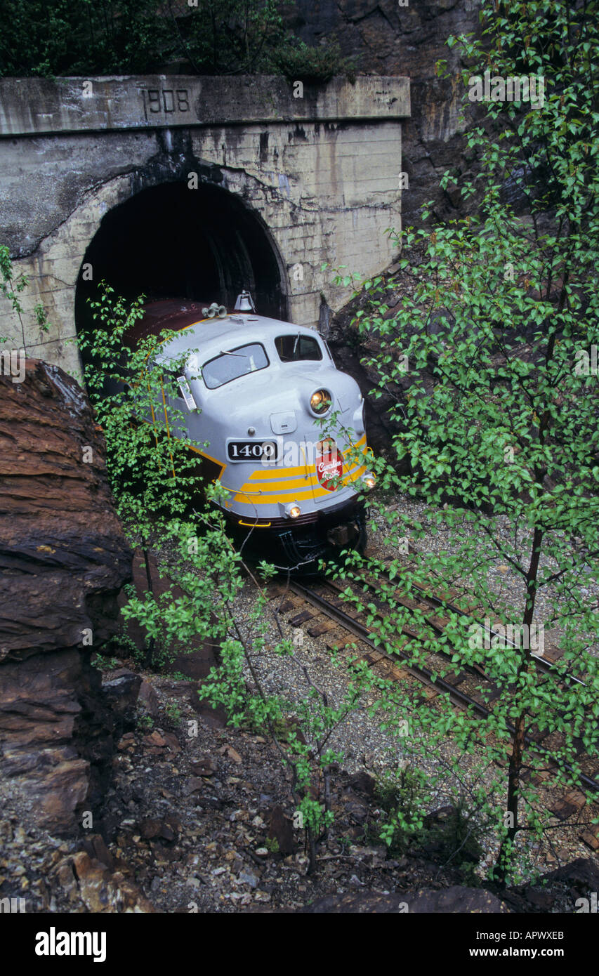 Canadian pacific rail locomotive hi-res stock photography and images ...