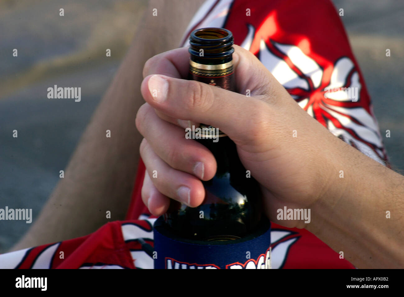man holding beer Stock Photo - Alamy