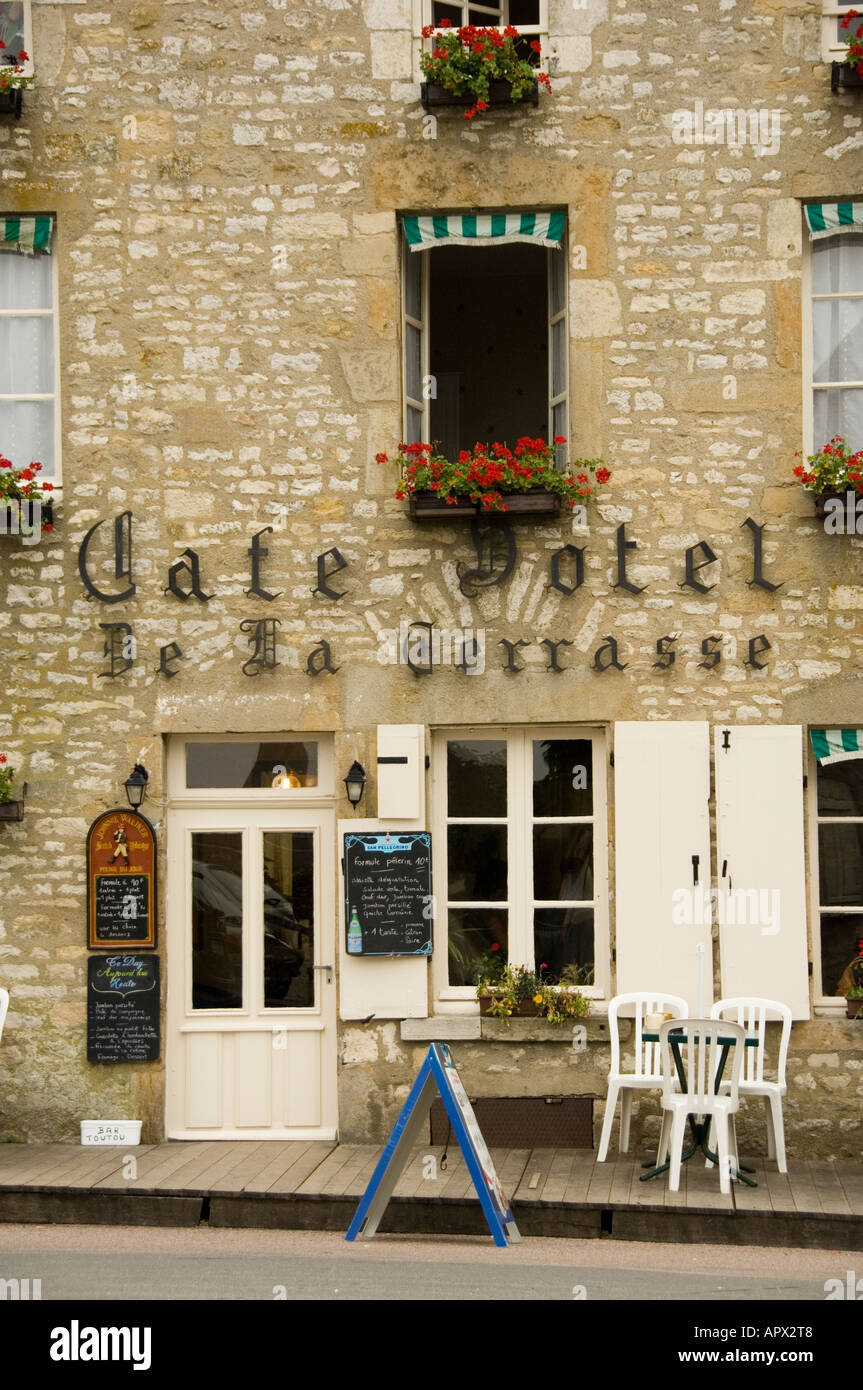 Restaurant elevation in Vezelay, Burgundy, France Stock Photo - Alamy
