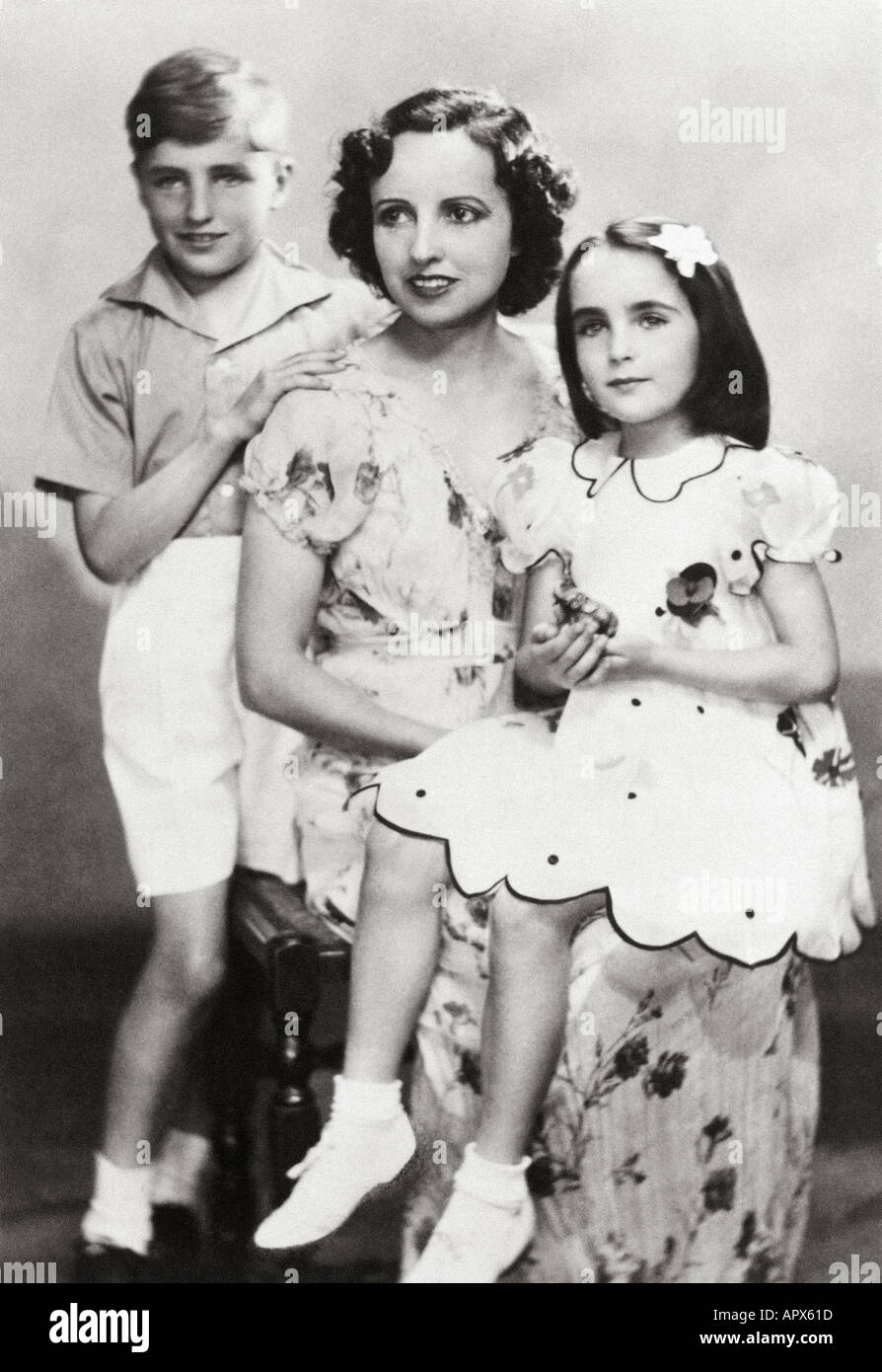 ELIZABETH TAYLOR with her mother and brother Howard Stock Photo - Alamy
