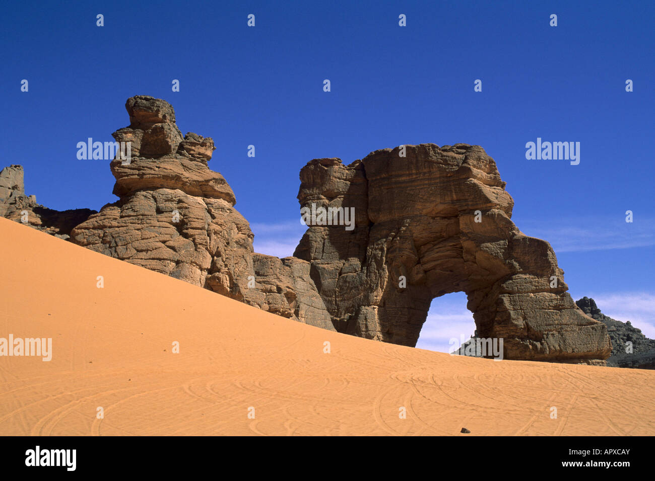 Rock arch in the Tadrart Acacus Stock Photo - Alamy