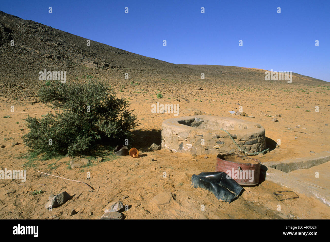 A well in the Algerian desert Stock Photo - Alamy