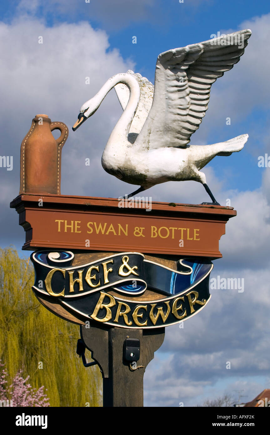 The swan pub sign hi-res stock photography and images - Alamy