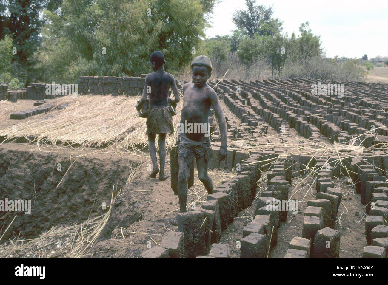 Children labour bricks hi-res stock photography and images - Alamy