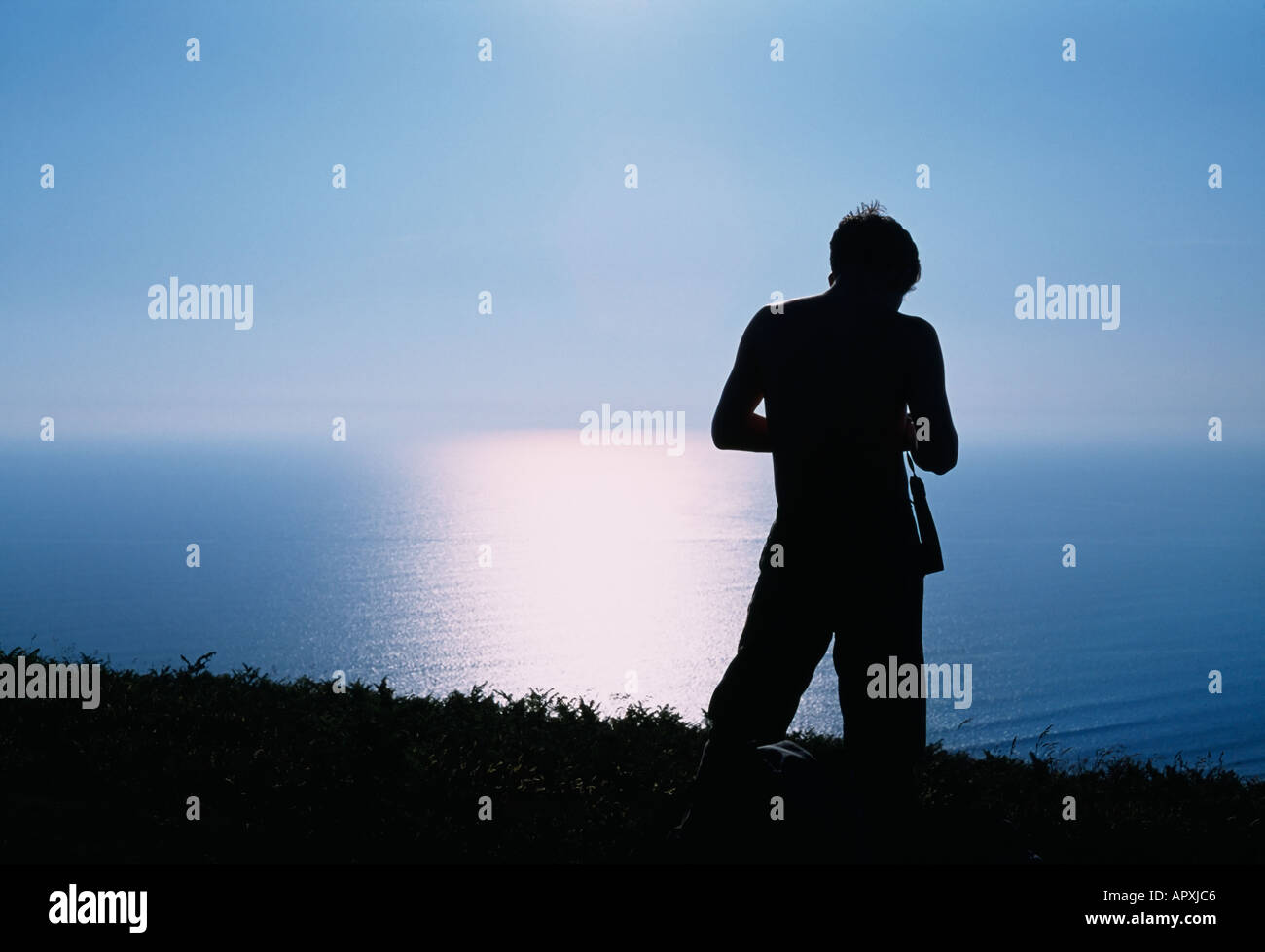 Back view man facing ocean hi-res stock photography and images - Alamy
