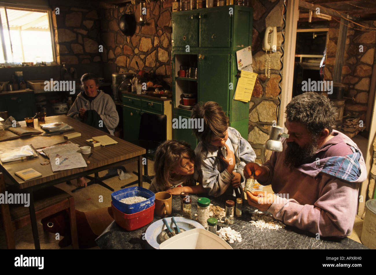 Al Ladd opal miner and his kids, Mintabie, Australien, South Australien ...