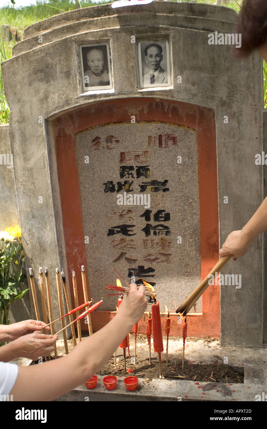 Chinese ancestor grave offerings hi-res stock photography and images ...