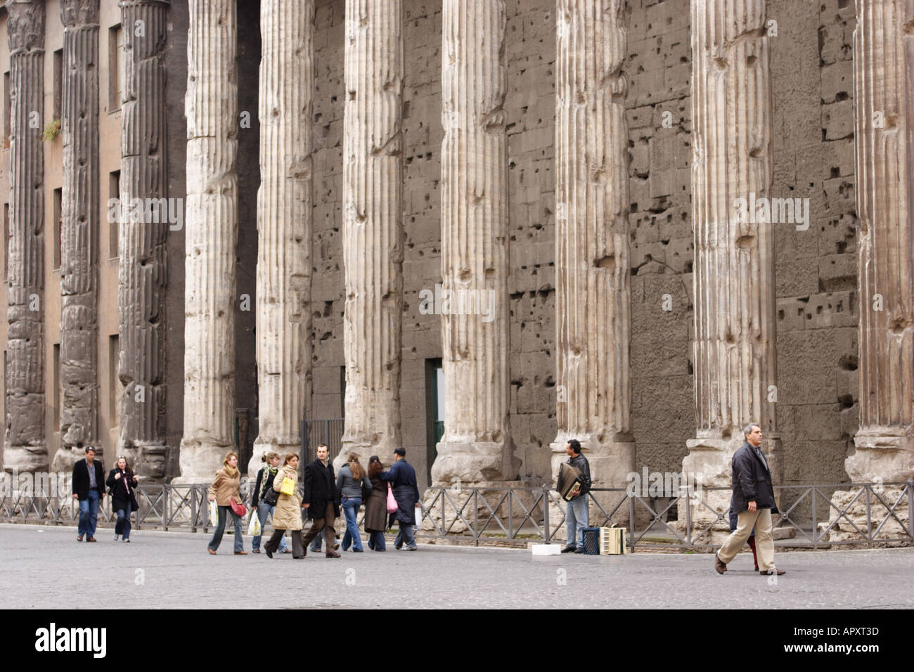 Hadrians Temple which houses Rome Stock Exchange Piazza Di Pietra Rome ...