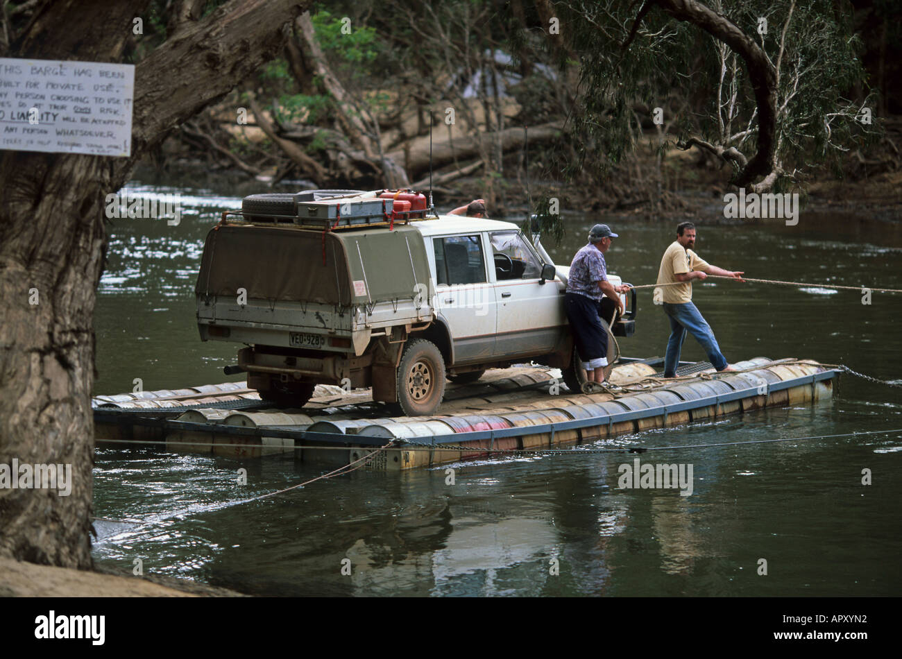 Wenlock River, car on barge. Floss, Australien, Qld, 4WD track, Cape ...