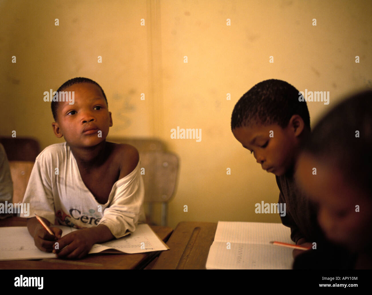 Bushman San children having classes in Den ui village school ...