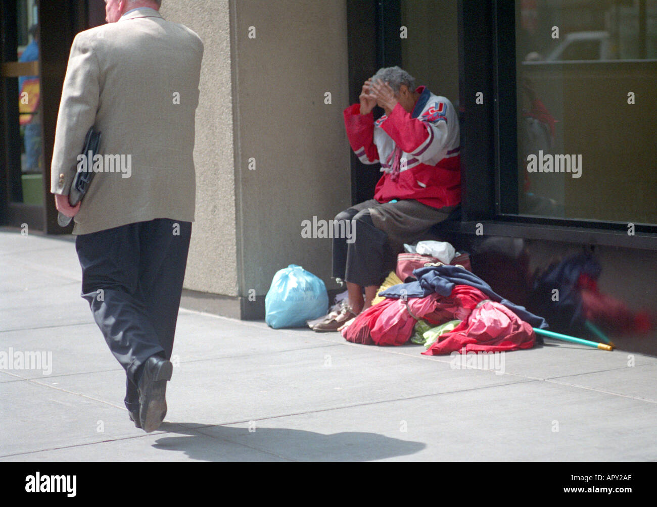 Ny nyc new york city manhattan homeless homelessness alone hi-res stock ...