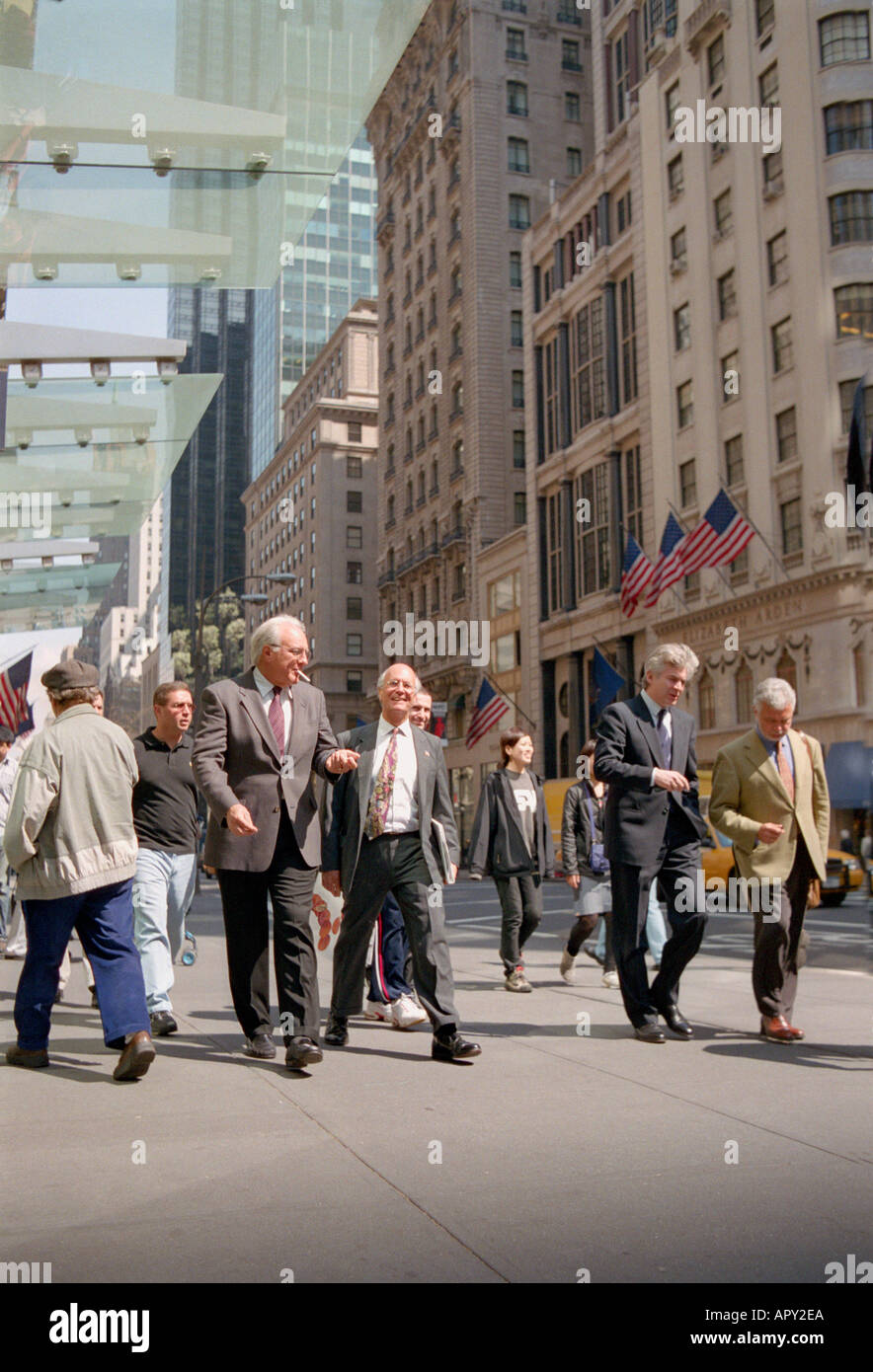 Manhattan business men at midday lunch break Stock Photo - Alamy