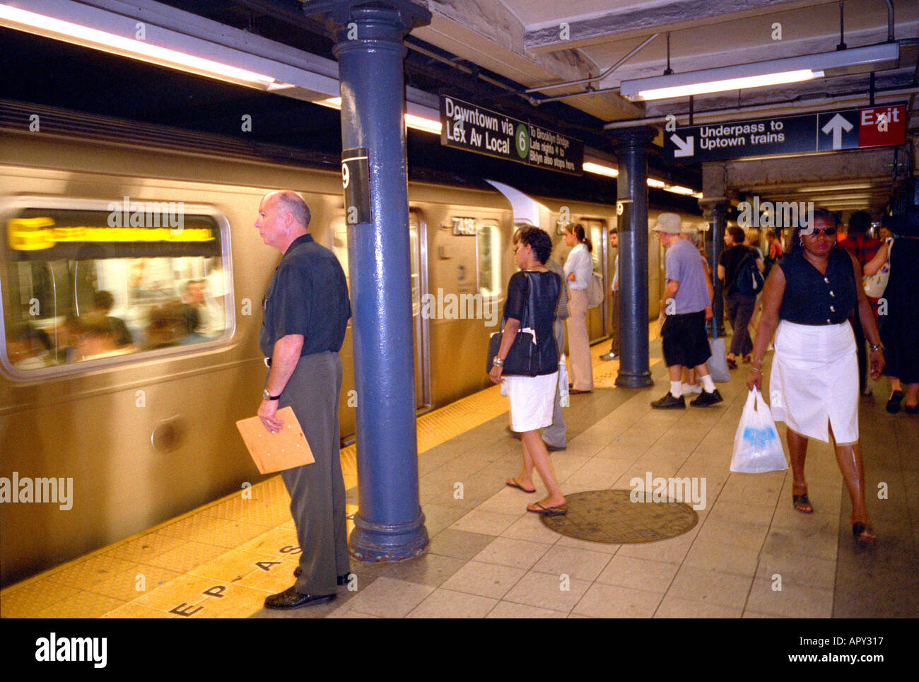 People waiting on the platform for New York subway train Stock Photo ...
