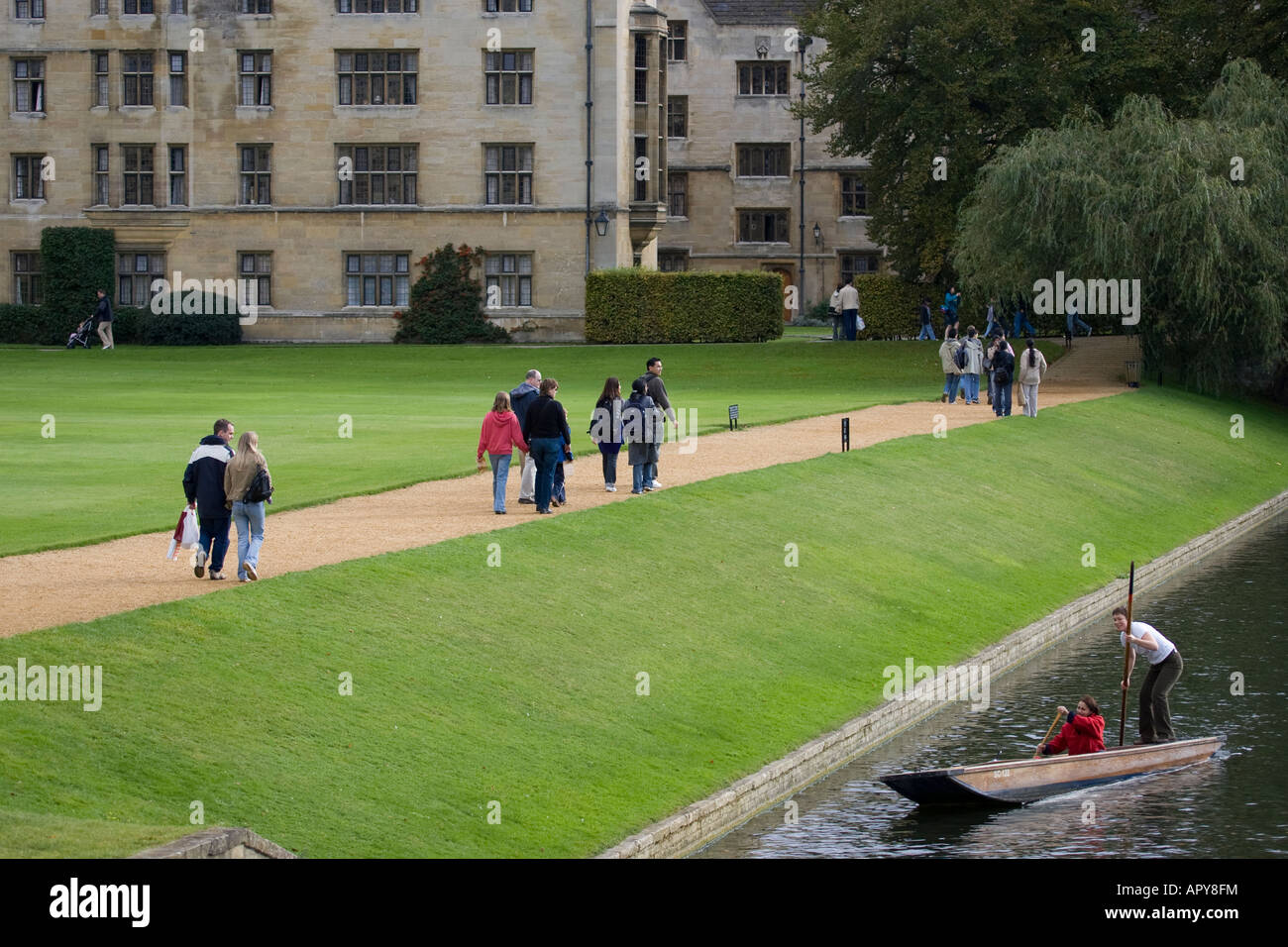 Cambridge University Punting students Stock Photo - Alamy