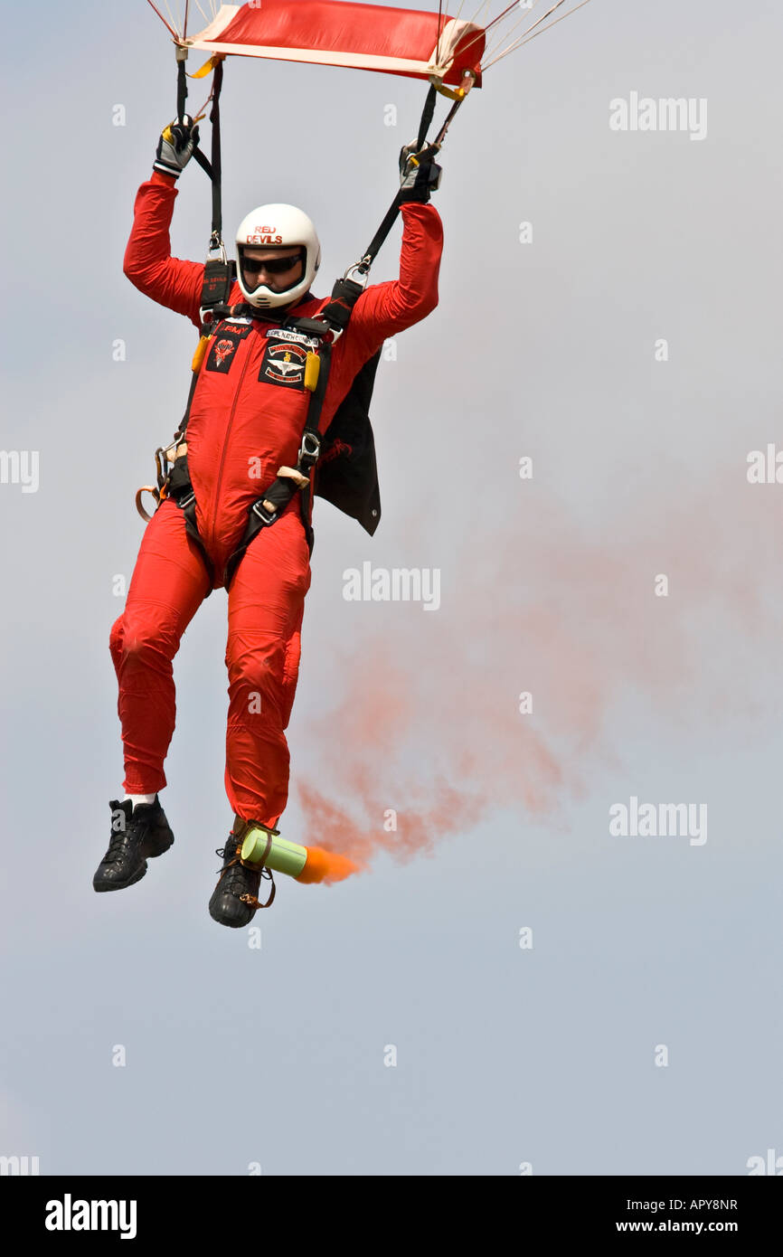 Red devils parachute hi-res stock photography and images - Alamy