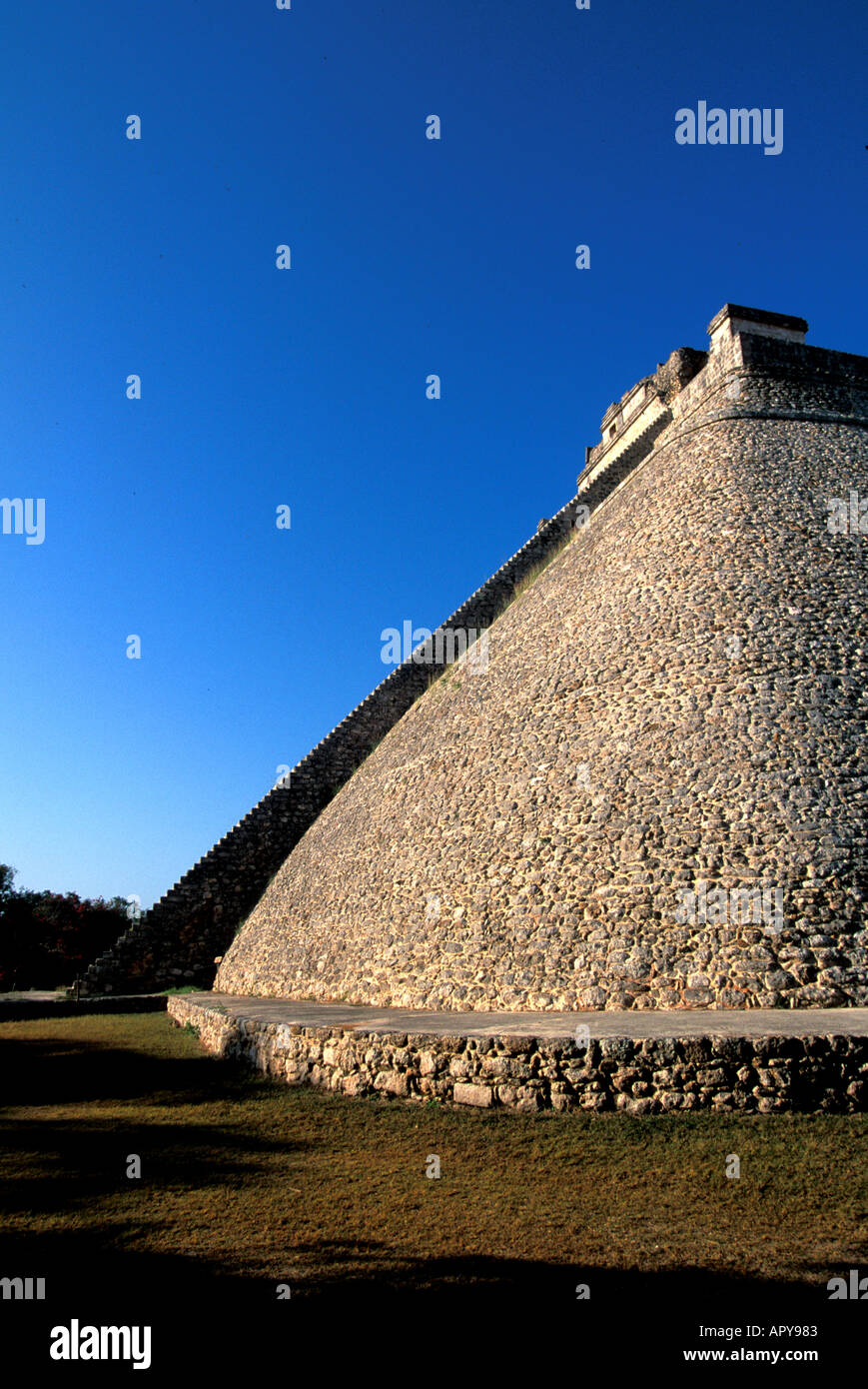 Round pyramid hi-res stock photography and images - Alamy