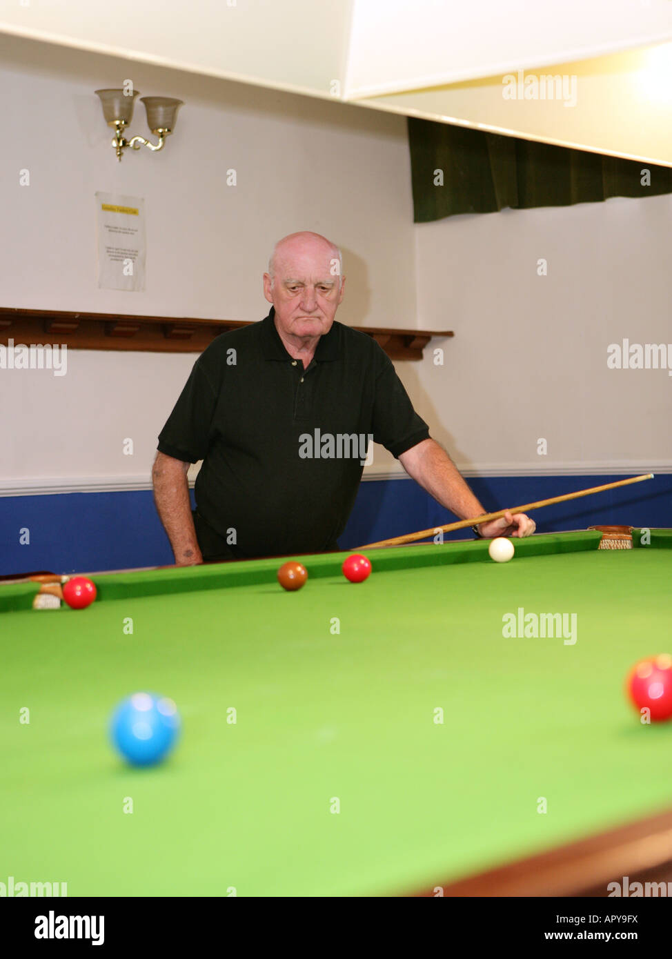Elderly man playing snooker Stock Photo - Alamy
