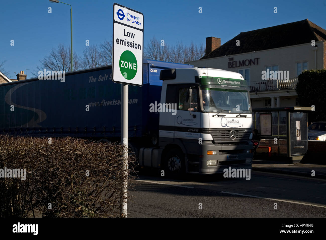 London low emission zone sign hi-res stock photography and images - Alamy
