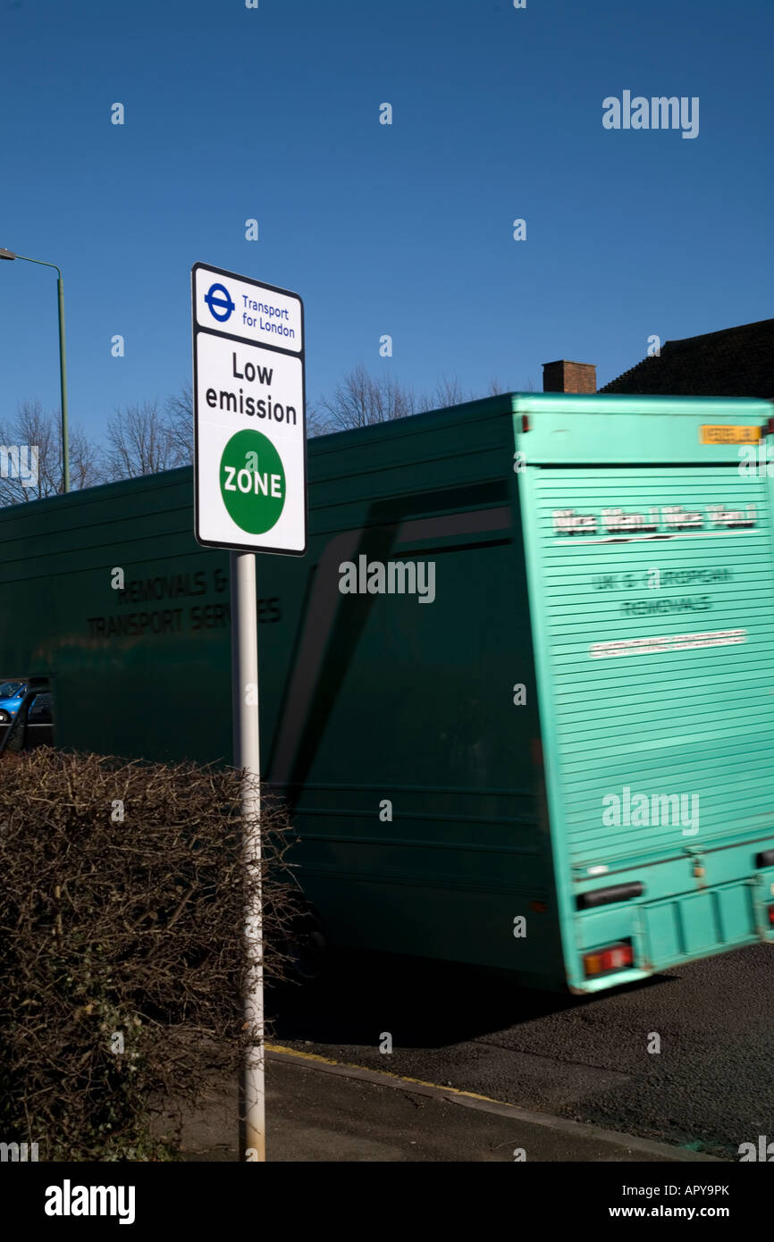 London low emission zone sign hi-res stock photography and images - Alamy