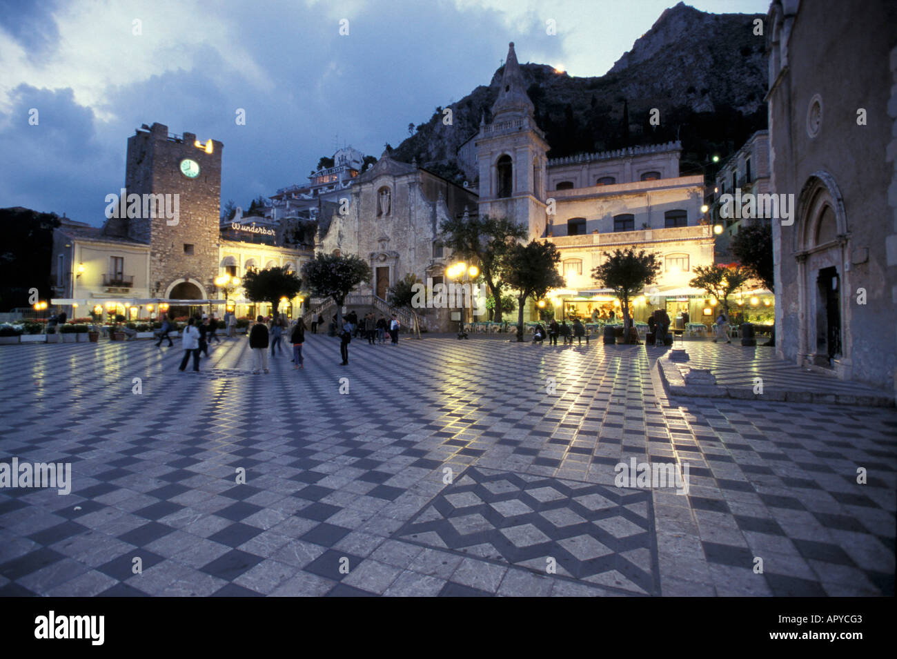 Nightlife in the center, Taormina, Sicily, Italy Stock Photo - Alamy