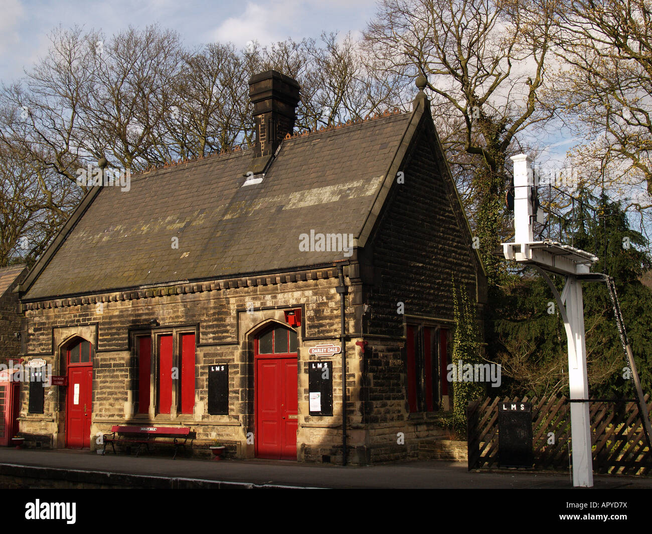 victorian railway station waiting room platform Stock Photo - Alamy