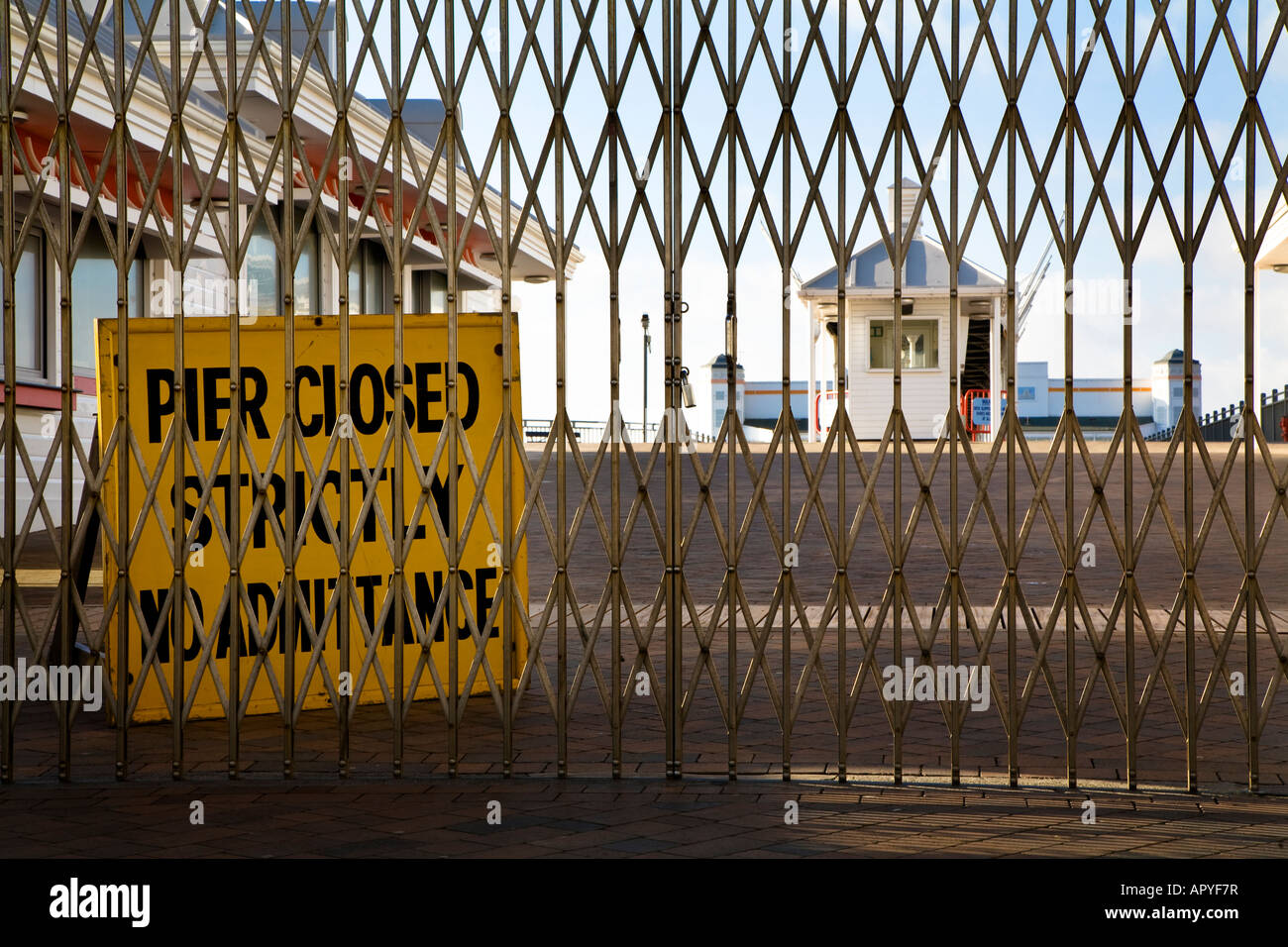 Pier closed sign hi-res stock photography and images - Alamy