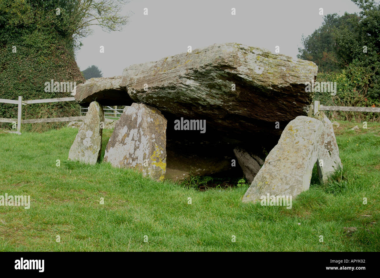 Arthurs Stone multi-chambered tomb Neolithic period (New stone age ...