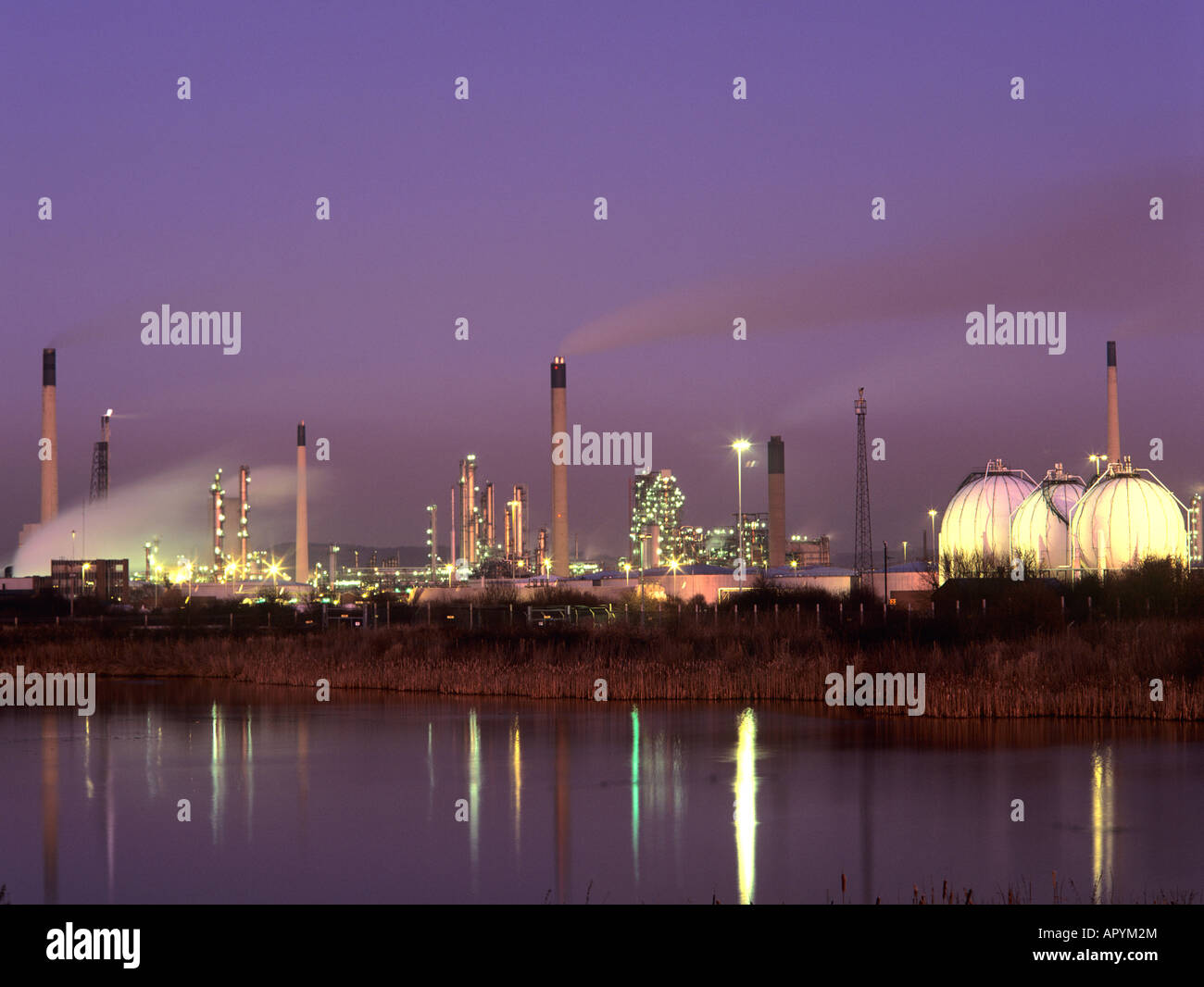 Oil petro refinery chemical plant ellesmere hi-res stock photography ...