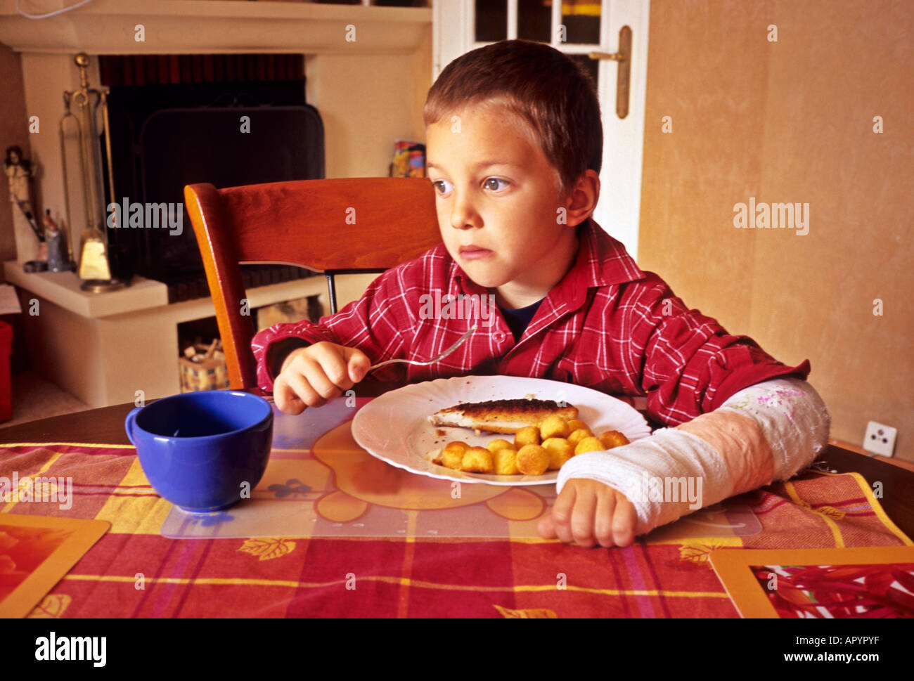 Boy broken arm hi-res stock photography and images - Alamy
