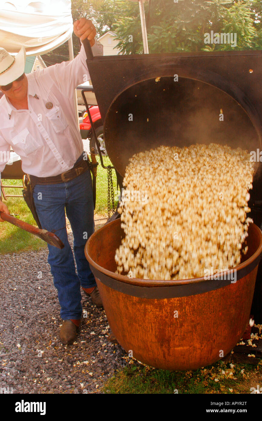 Making kettle corn hi-res stock photography and images - Alamy
